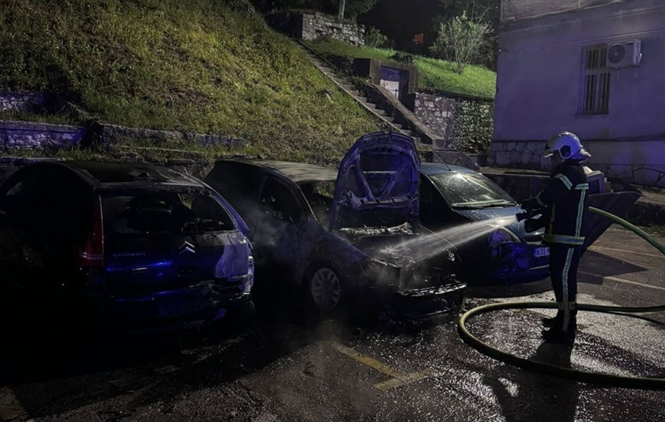 Šest vozila gorjelo na Konaku – Mostarski.ba